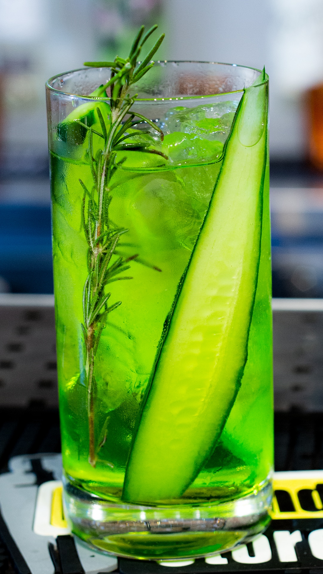 Midori Garden Delight – Receita de Midori, Gin, Pepino e Alecrim ...