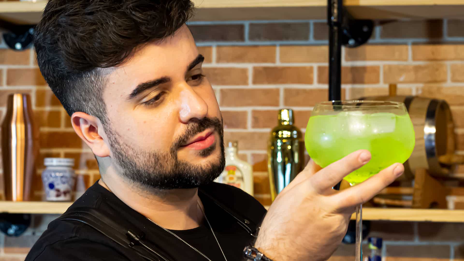 Midori Gin Tônica – Rápida e Incrível Gin Tônica com Licor Japonês de ...