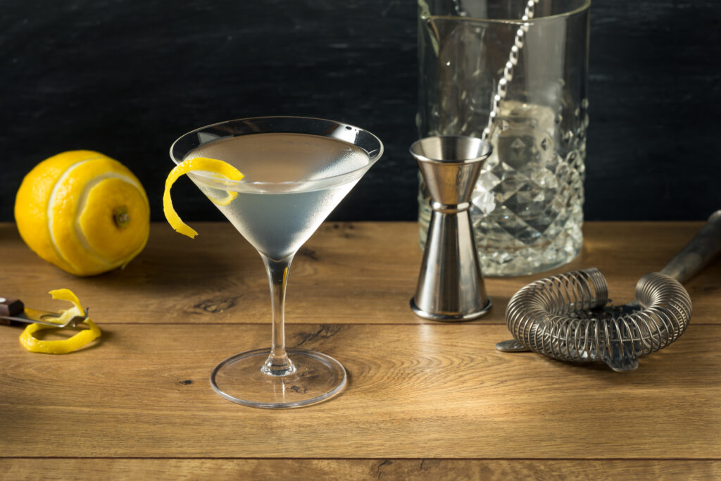 Dry Martini vs. Dirty Martini: Explorando as Variações Clássicas do ...
